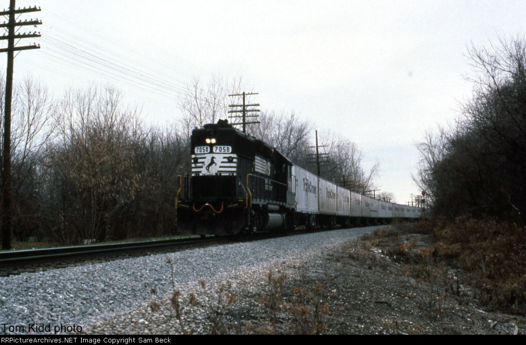 NS #240 (Ft. Wayne-Buffalo Roadrailer)